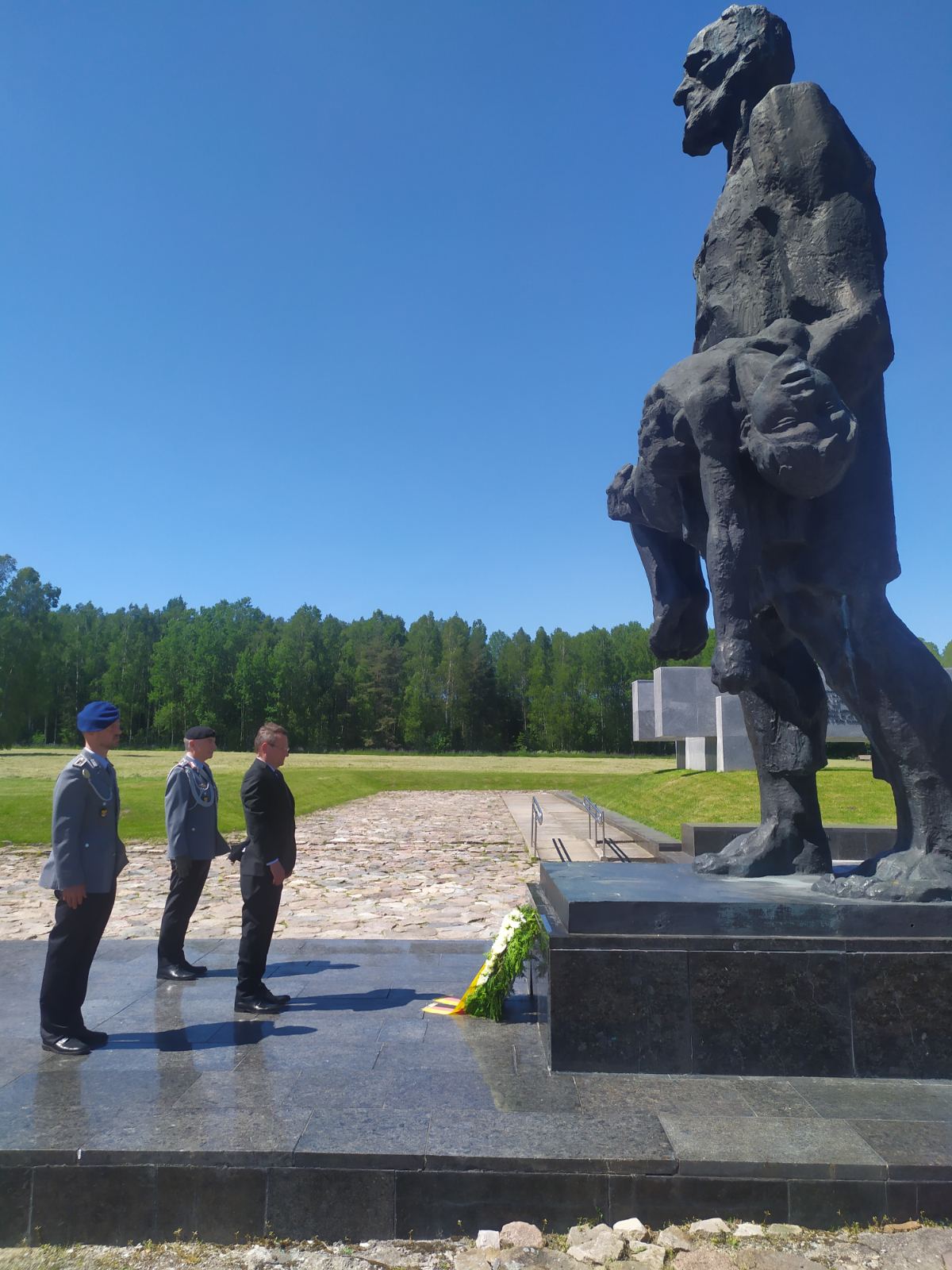 Kranzniederlegungen an den Gedenkstätten Chatyn und Maly Trostenez ...